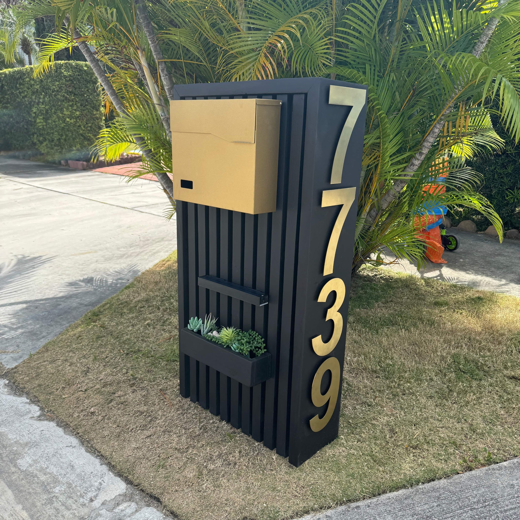 Slatwall Serenity Mailbox | Dream Mailboxes